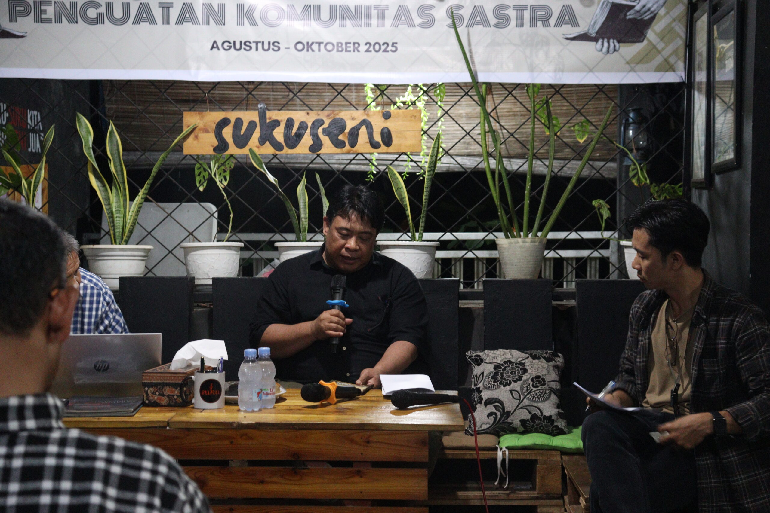 Sastra sebagai Medium Komunikasi: Pesan Kontekstual dalam Cerobong Tua ...